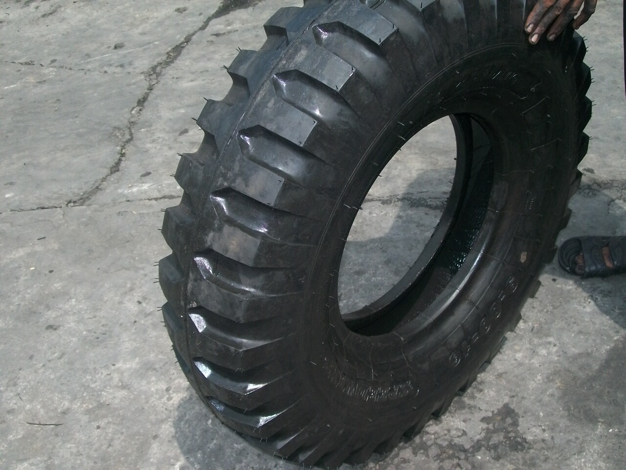 900 x 16 Tyres Bar grip 9.00 x 16 Speedways Dodge call for best prices ...