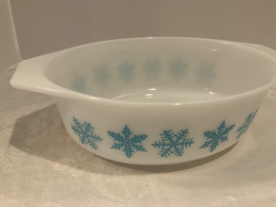 Vintage PYREX 1.5 Quart Casserole Bowl oval blue snowflakes on white | eBay