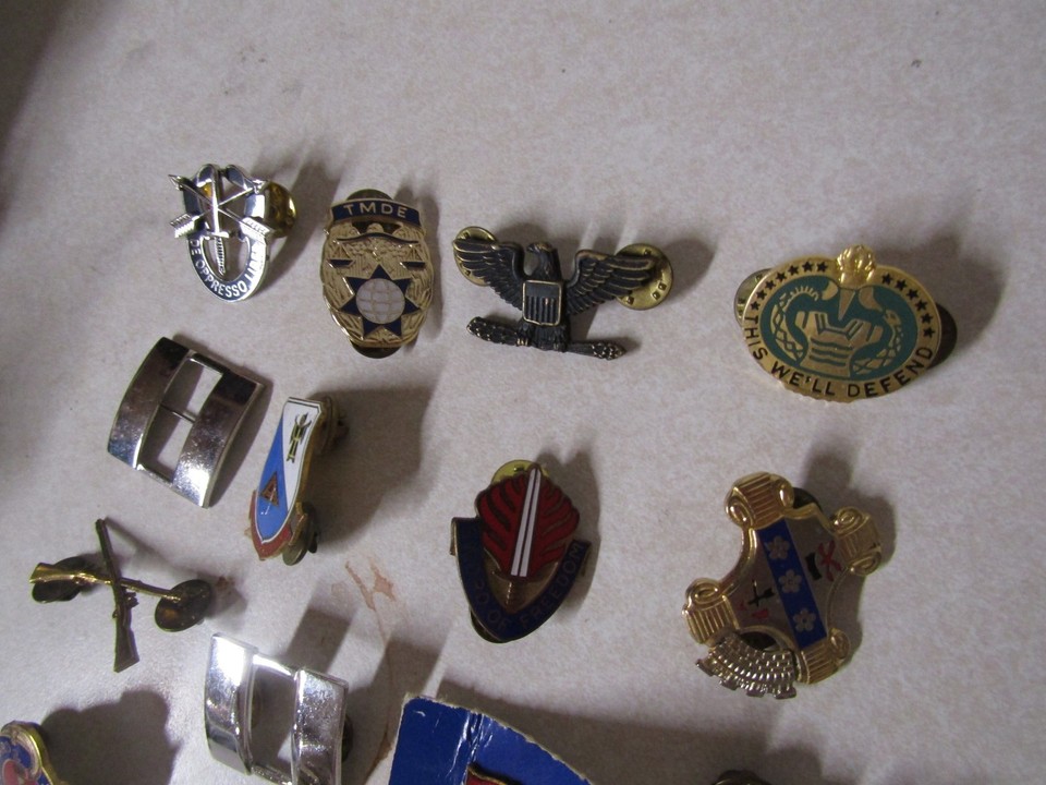 MILITARY INSIGNIA LOT COLLECTION OF 17 DIFFERENT CRESTS RANK ETC ONE ...