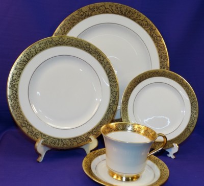 SYRACUSE CHINA MEDICI PATTERN 5 PC PLACE SETTING BLACK & HEAVY GOLD ...