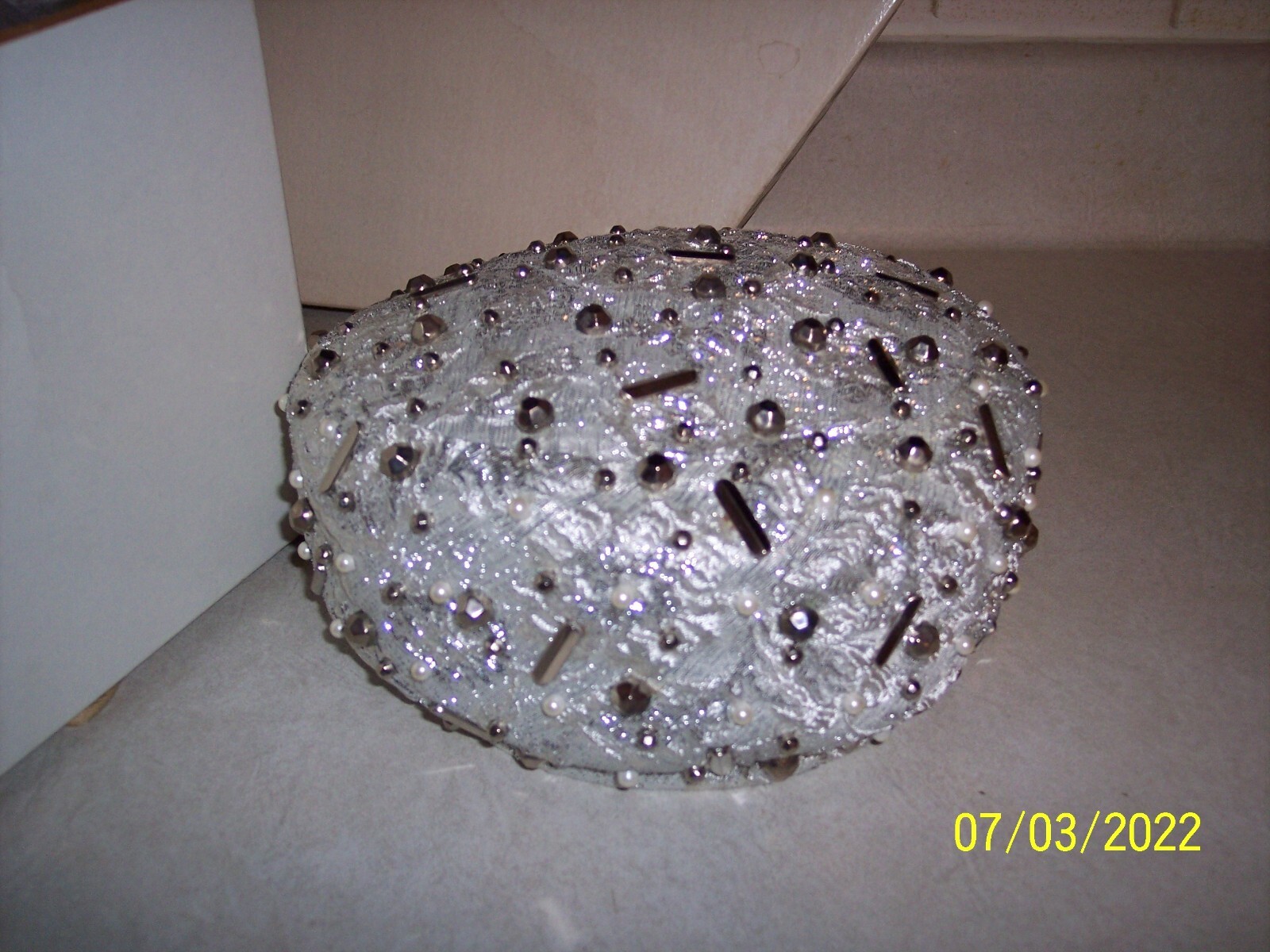 Vintage Metallic White and Silver Pillbox Hat Debora… - Gem