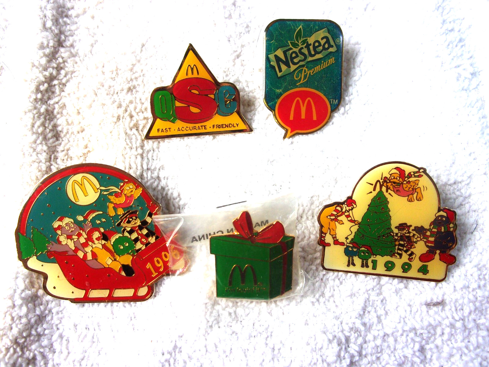 MCDONALDS CHRISTMAS RONALD GRIMACE TREE SLEIGH PRESENT NESTEA QSC PIN ...