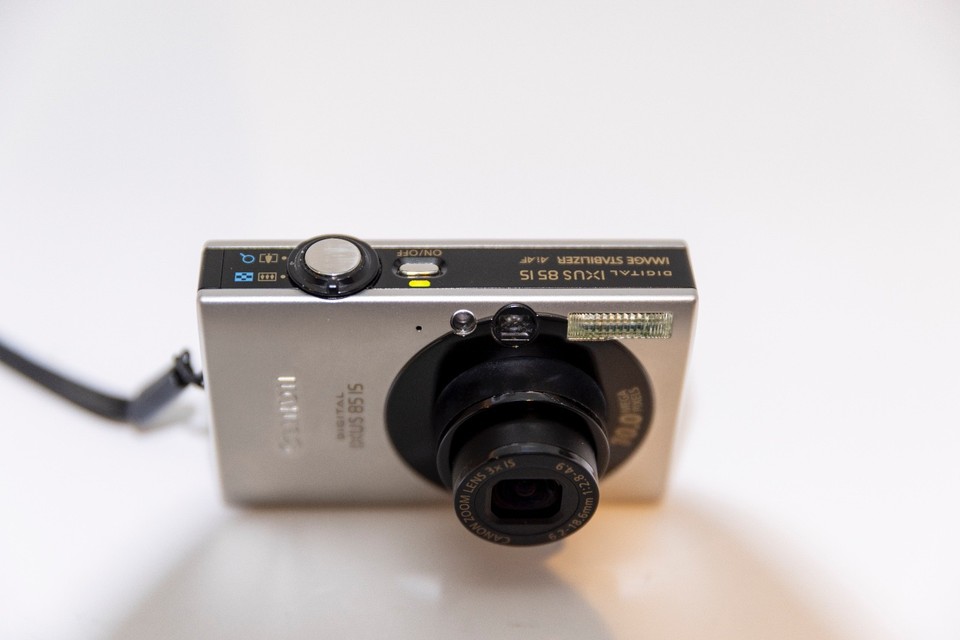 Canon IXUS 85 IS 10MP Digital Camera & Battery/Charger/SD Card/Boxed | eBay