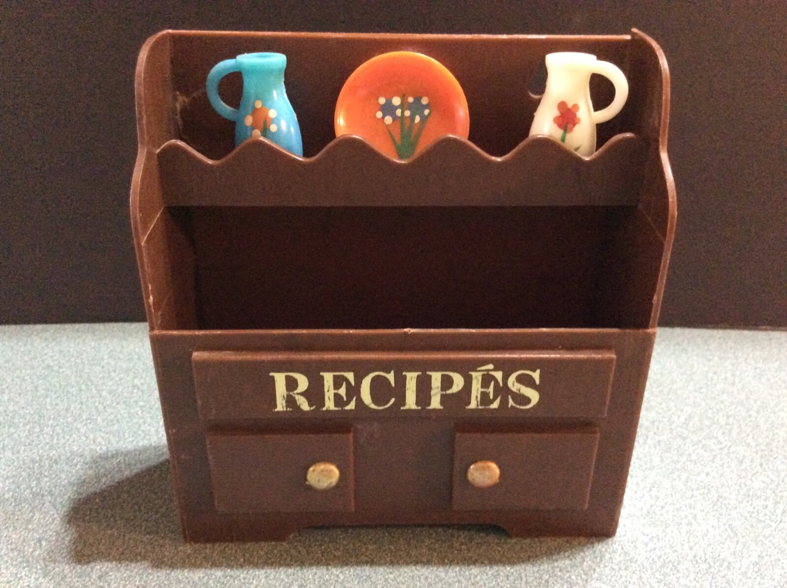 Vtg. Brown Wood-Grain Plastic Recipe Box with Miniature plate and ...