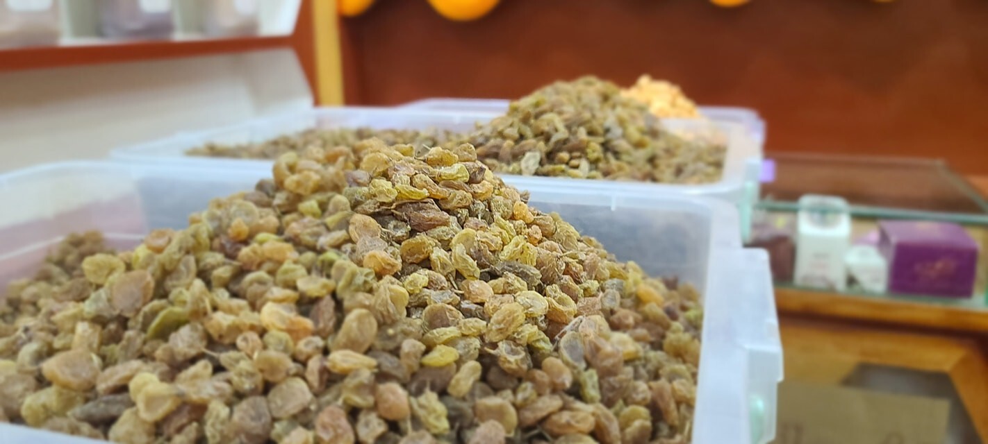 zabib White Yemeni raisins number one 1.1 Lb 1/2 Kg زبيب يمني ابيض رقم ...