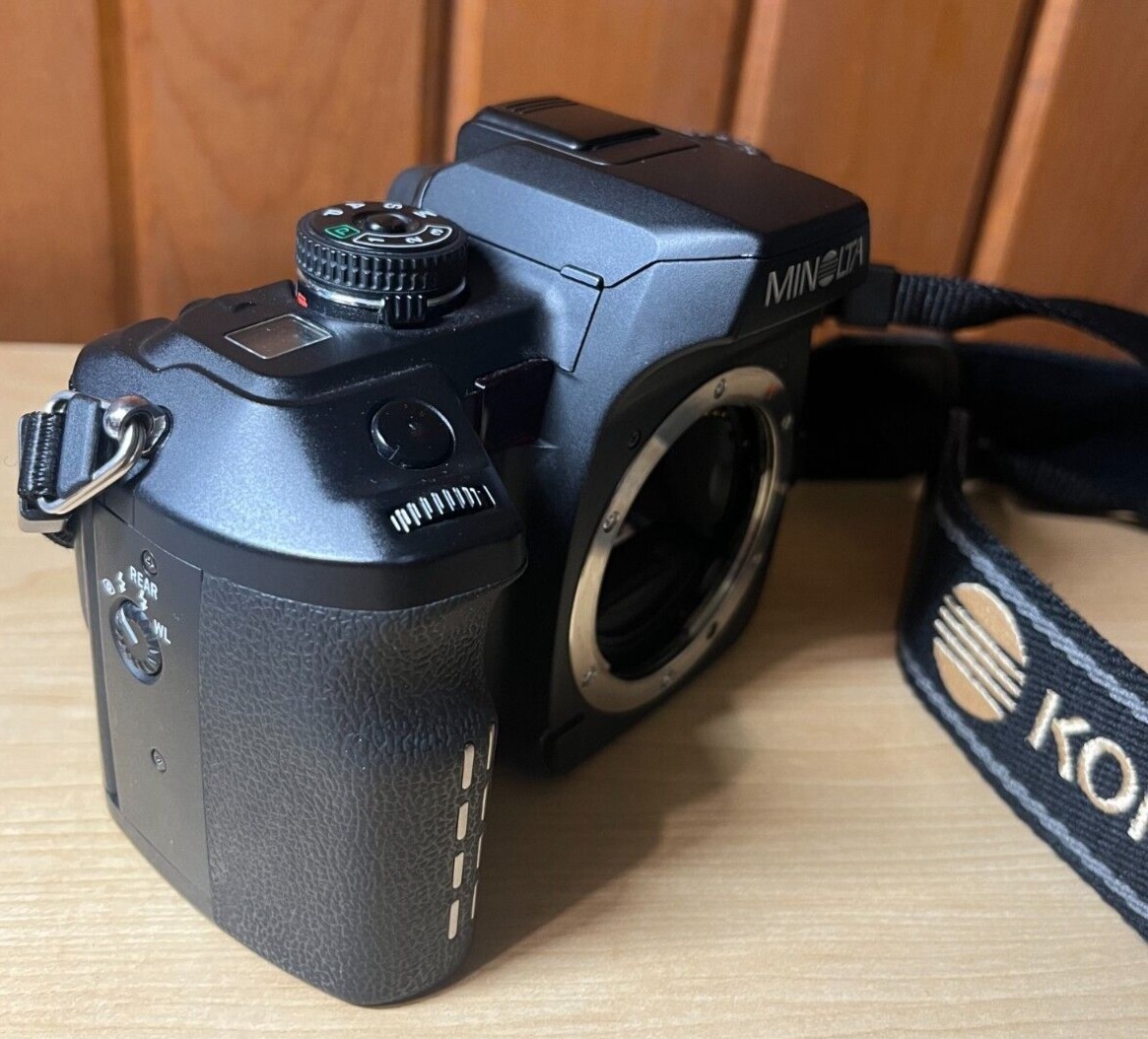 Minolta Maxxum 7 / Dynax 7 35mm SLR Film Camera with lens and battery ...