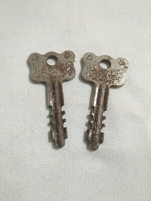 ANTIQUE RARE MASTER LOCK CO. CLOVER LEAF Silver Skelton? Chest KEYS 2 ...