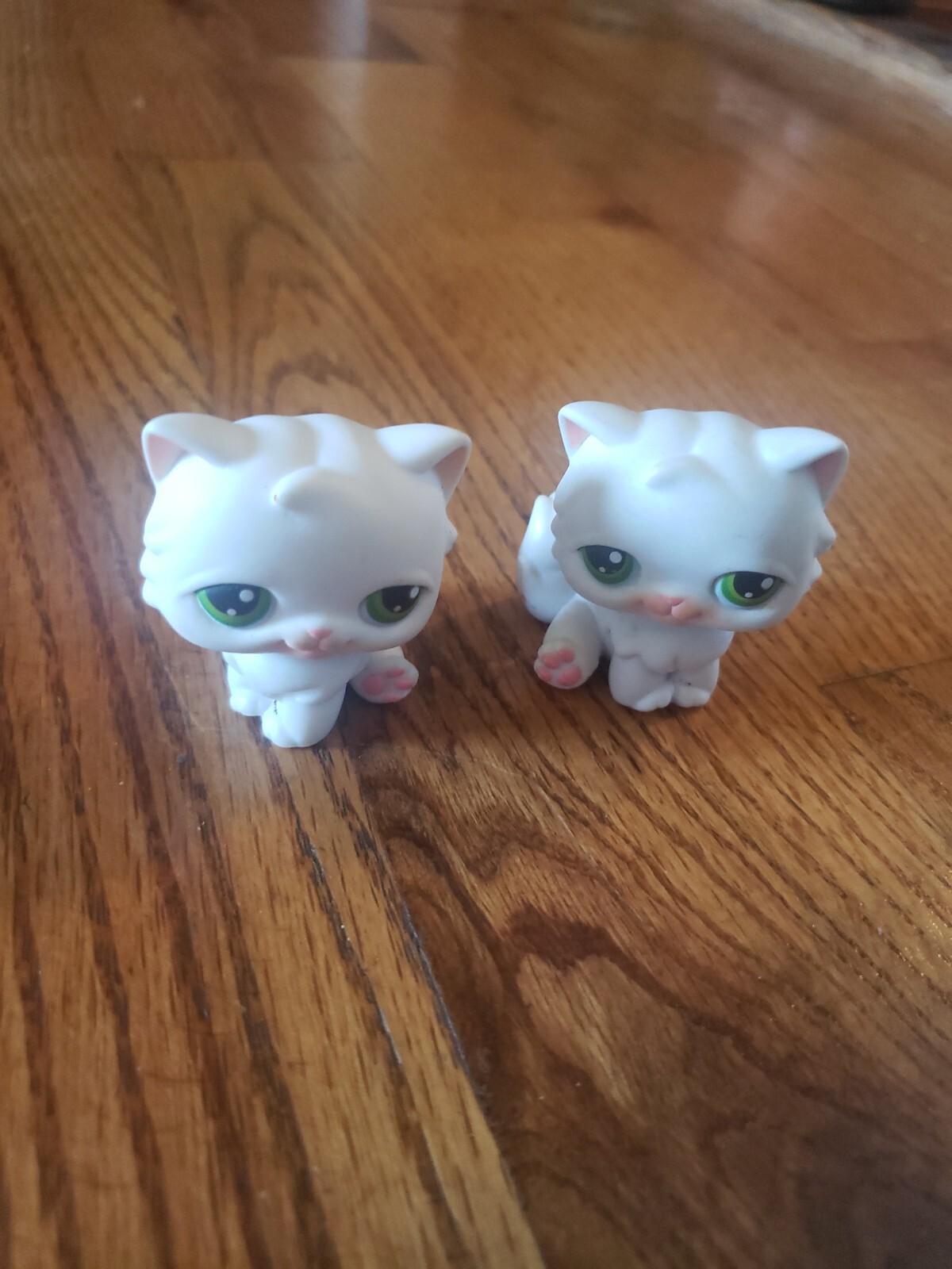 Littlest Pet Shop White Persian Cat 15 Green Eyes LPS 2004 Red Magnet ...