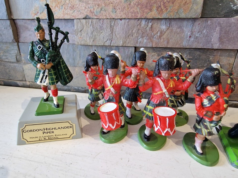 Britains Deetail Scots Scottish Guards Lead Soldiers / Plastic Figures ...