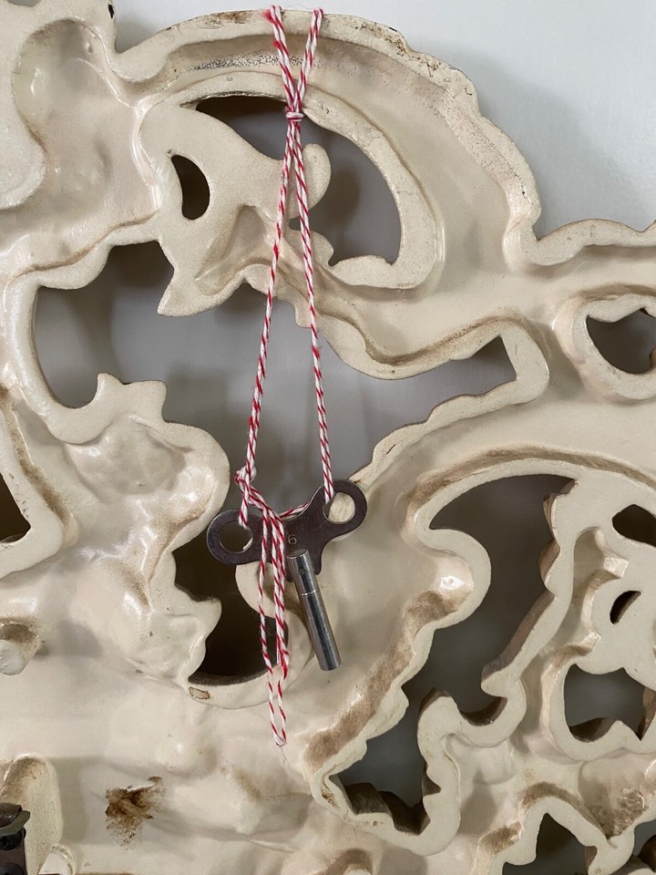 Syroco Style 1960s Ornate Hollywood Regency Wall Clock/WORKS/Winds with ...