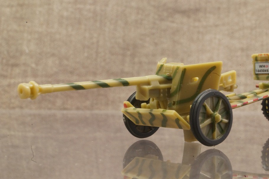 East German Tracked Tractor SRO Tractor + 7.5 cm PaK 40 Anti-Tank G1/72 ...