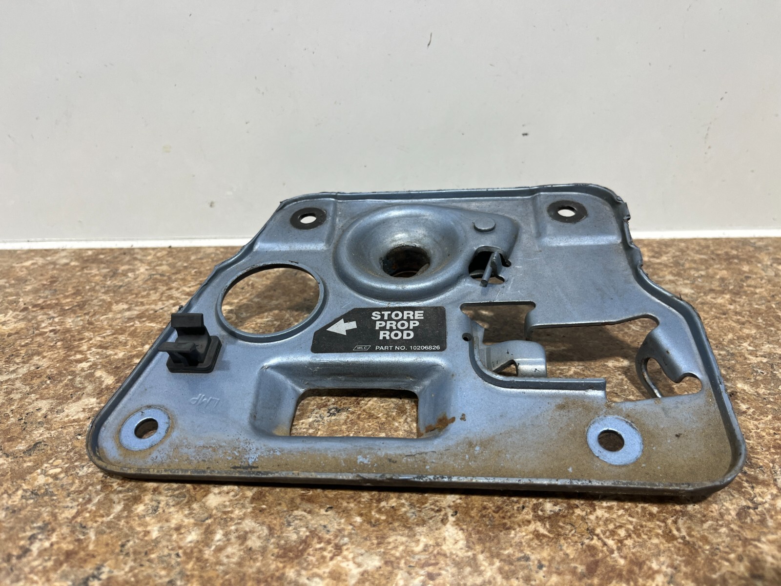 1992 OLDSMOBILE CUTLASS CIERA HOOD LATCH PLATE/ PROP ROD MOUNT | eBay