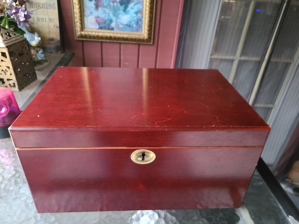 Quality Importers Large Cherry Finish Cigar Humidor w/ Key No ...