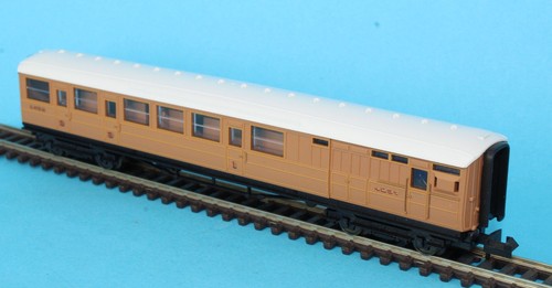 MINITRIX LNER GRESLEY BRAKE / 1ST / 3RD PASSENGER COACH (TEAK) - N ...