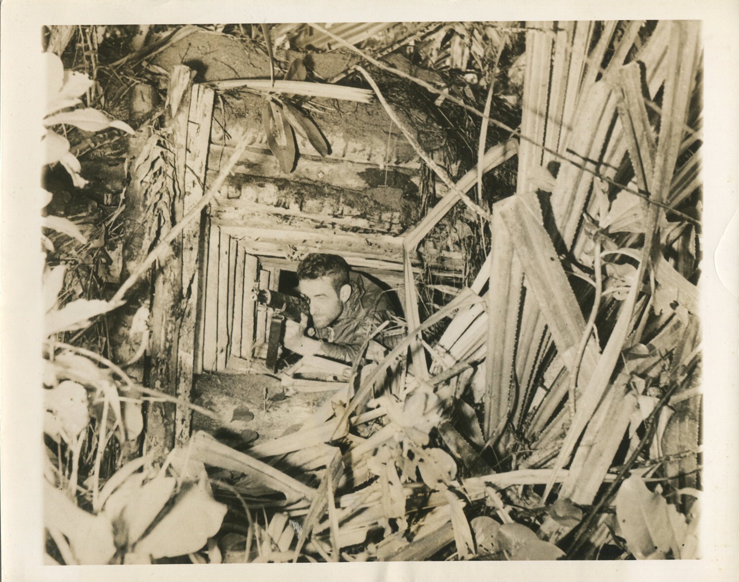 U.S.SOLDIER IN CAPTURED JAPANESE MACHINE GUN NEST. NEW GUINEA WWII(8X10 ...