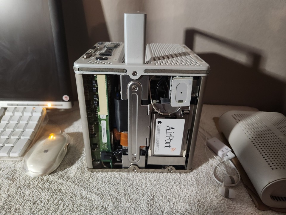 Apple G4 Cube with Apple Keyboard, Mouse, Power Supply, Monitor, and ...