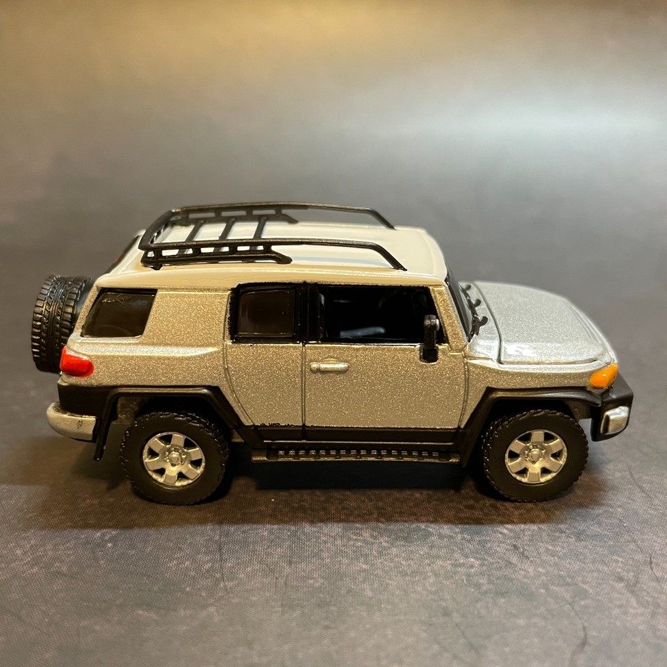 2007-2014 Toyota FJ Cruiser *Silver Metallic/Iceberg* 1/64 Scale ...