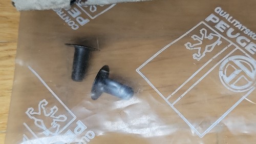 Peugeot 504 (auch CC) NOS Ersatzteil 6971.09 2x Kunststoffniete schwarz ...
