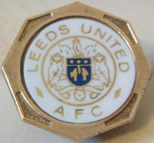LEEDS UNITED Vintage 1970s 80s insert type badge Brooch pin Gilt 31mm x ...