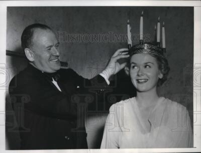 1949 Press Photo Norma Freeman is crowned by Swedish Consul as the ...