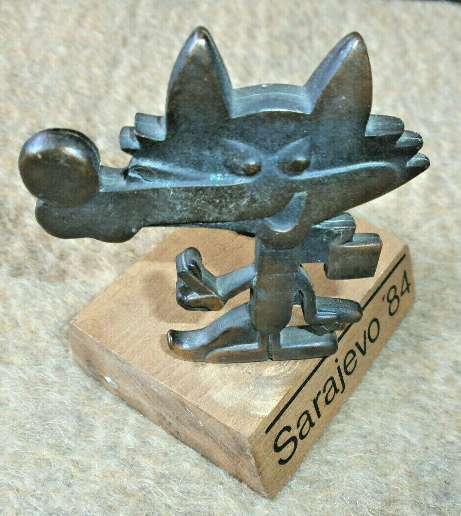 🔴OLYMPIC 1984 SARAJEVO, VUCHKO Mascot Metal figure on the pedestal of ...