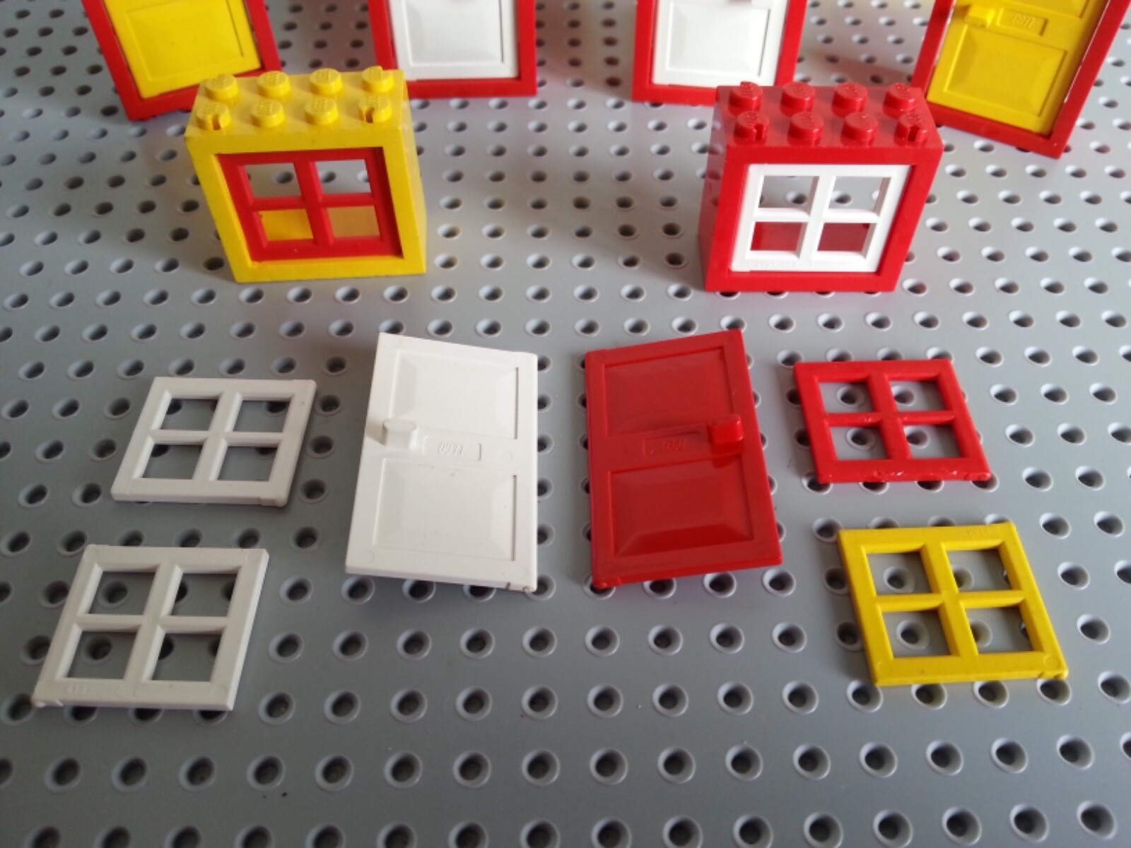 LEGO - 26 PIECES (4130 4132) DOORS WINDOWS & FRAMES SPARES LOT - RED ...