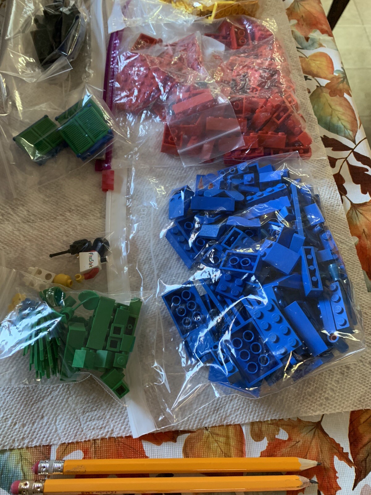 LEGO FREESTYLE PLAY DESK 4274 - 1 Rare Minifigure Plus Addl. 498 Pieces ...