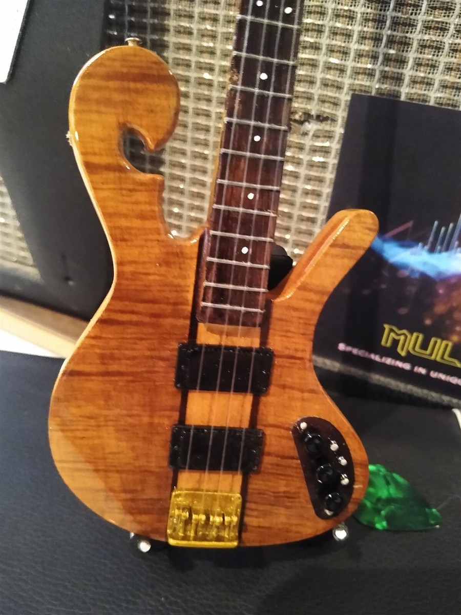 Carl Thompson Bass Wallpaper