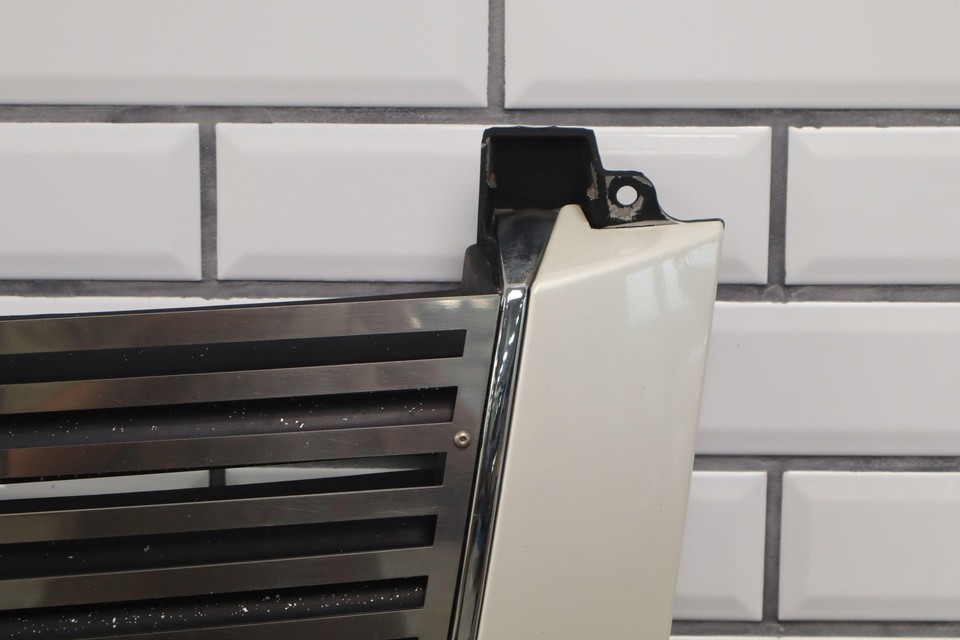 02-06 Cadillac Escalade Front OEM Bumper Grille (White Diamond 98U Trim ...