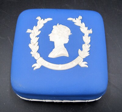Royal Blue Wedgwood Jasperware Queen Elizabeth II Silver Jubilee ...