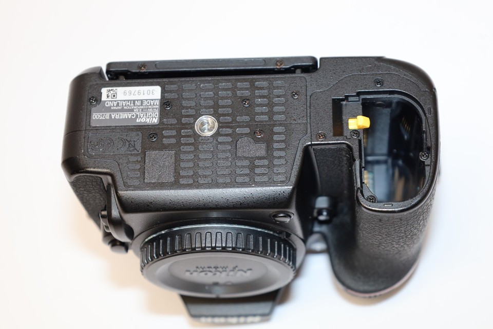 Nikon D7500 Digital SLR Camera Body ( Cracked glass screen ...