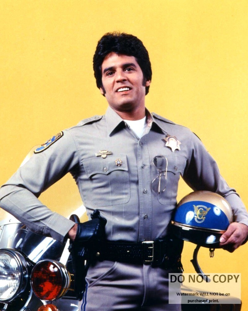 ERIK ESTRADA IN THE TV SERIES "CHiPs" PONCH - 8X10 PUBLICITY PHOTO (OP ...