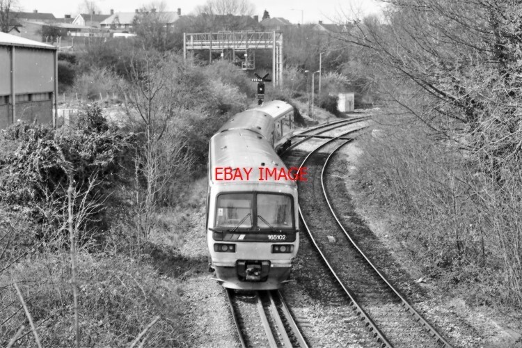 PHOTO CLASS 165 DMU 165 102 AT DIDCOT NORTH CURVE 1ST ARIL 2001 | eBay UK