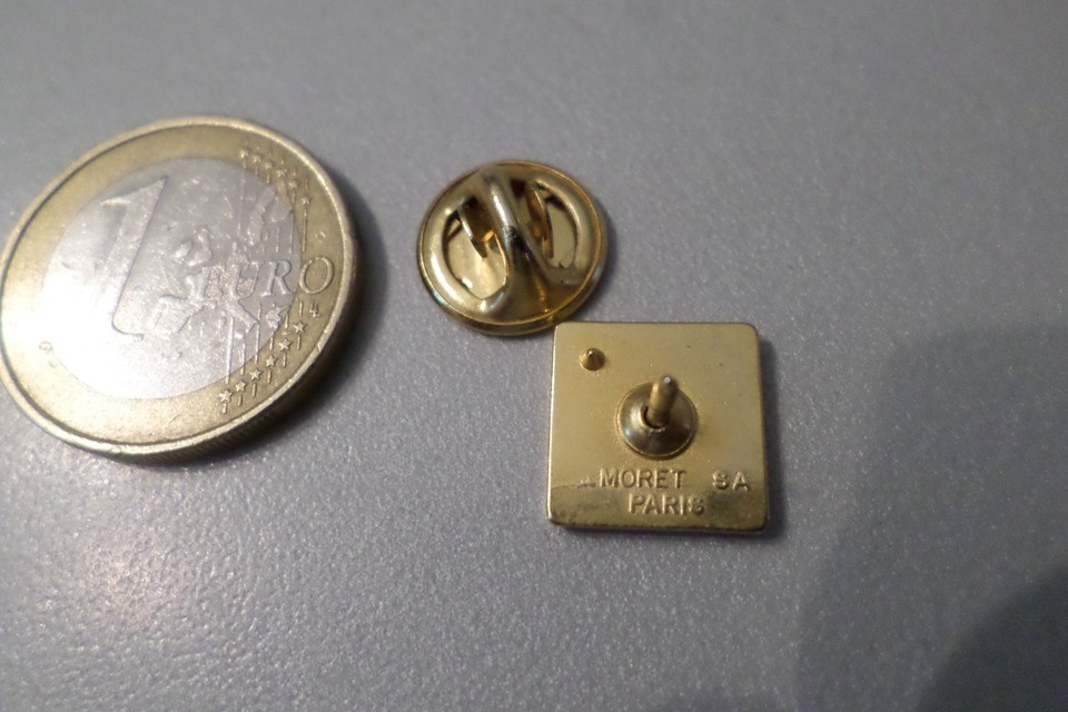 TRES TRES PETIT pin s broche badge CLUB MED LOGO Moret b a paris | eBay