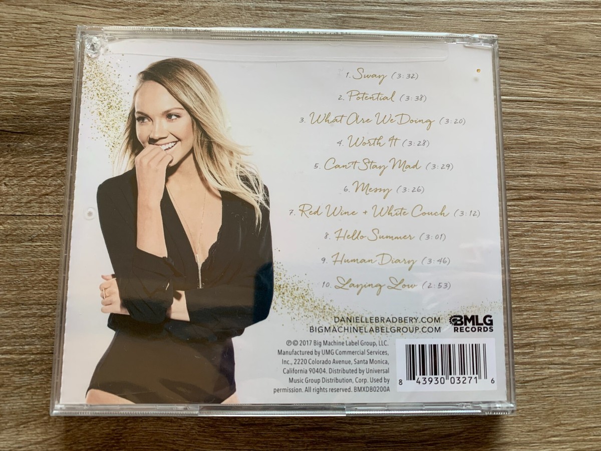 Danielle Bradbery Cleavage