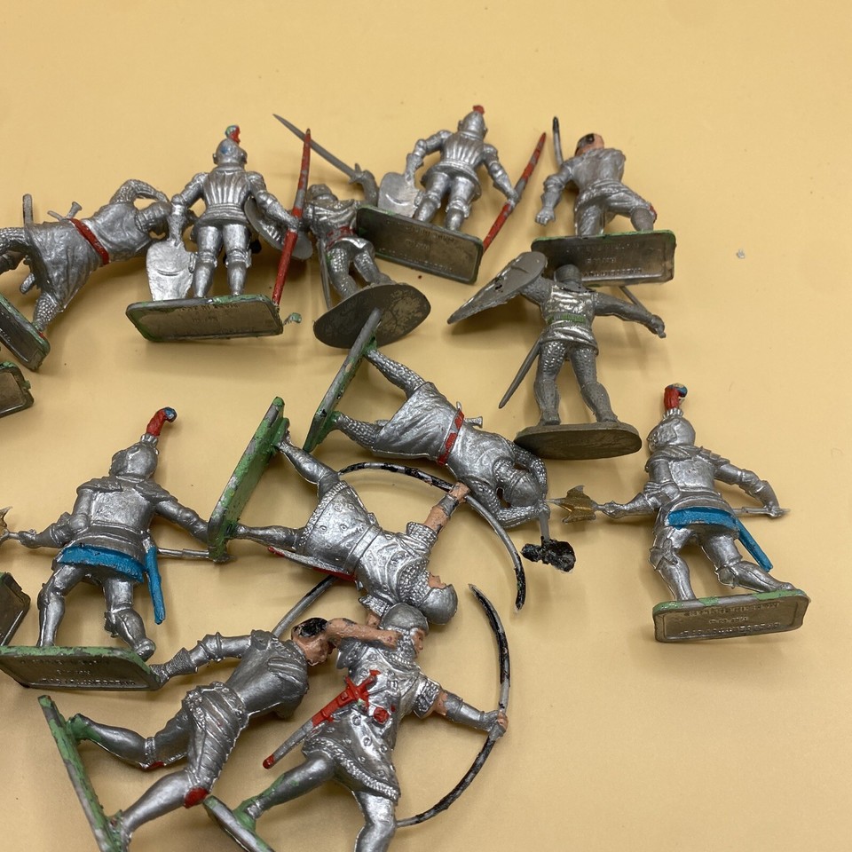 VTG cresent plastic knights lot of 14- toy soldiers - chipping paint ...