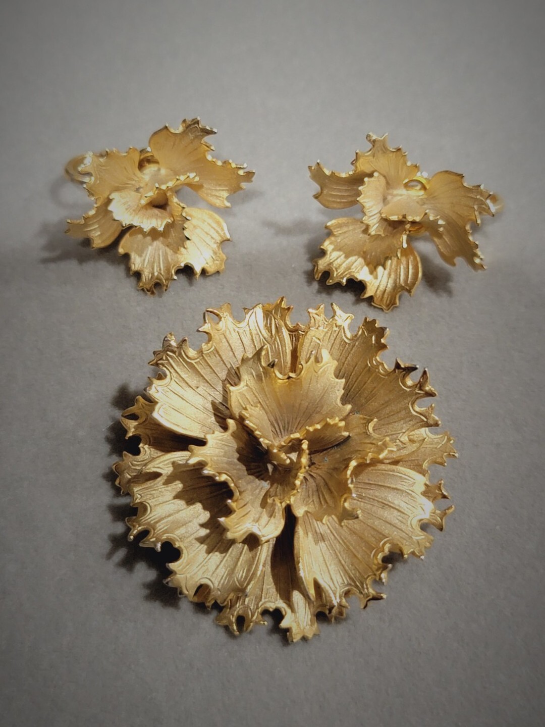 Vintage Lisner Carnation Set Brooch And Earrings - Gem