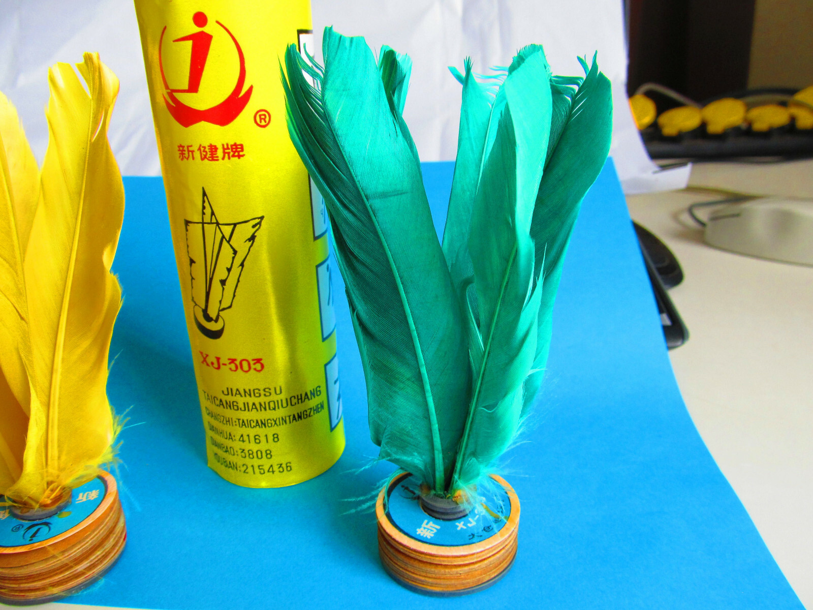 4 St. Kick-Shuttle JIANZI Federfussball Fuss-Federball Jian-Shuttlecock ...