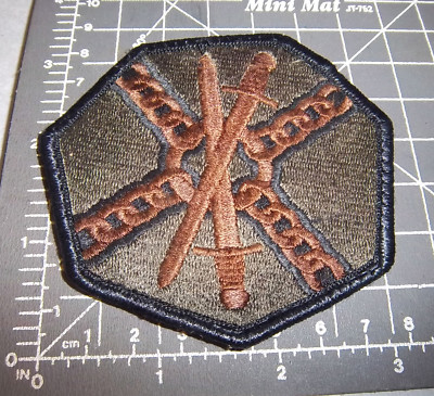 Military embroidered patch two crossed swords, brown chains, new ...