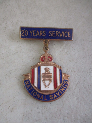 VINTAGE ENAMELLED LAPEL PIN BADGE NATIONAL SAVINGS 20 YEARS SERVICE BAR ...