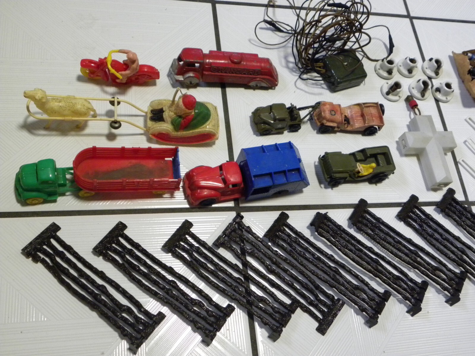 like PLASTICVILLE model RAILROAD city inc. 14 item LOT vintage 1940's ...