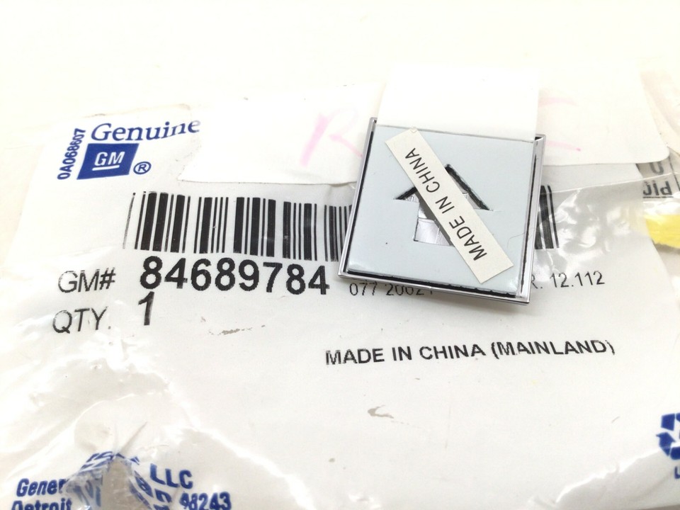 "GM Mark of Excellence 1"" Square Fender Emblem | 84689784 | Genuine ...