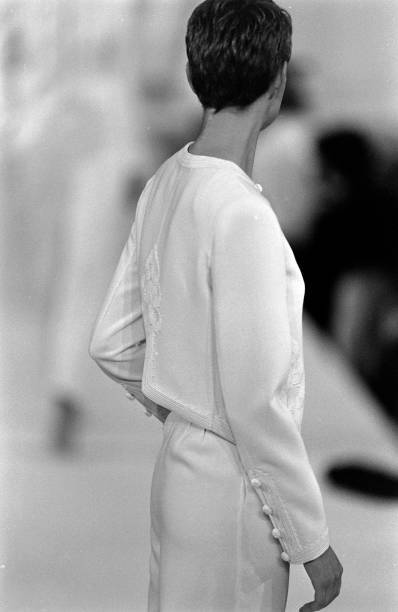 Sarah Murdoch model in a Oscar de la Renta fashion show 1993 Photo 13 ...