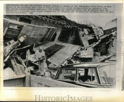 1968 Press Photo Man searching through a tornado-struck building ...