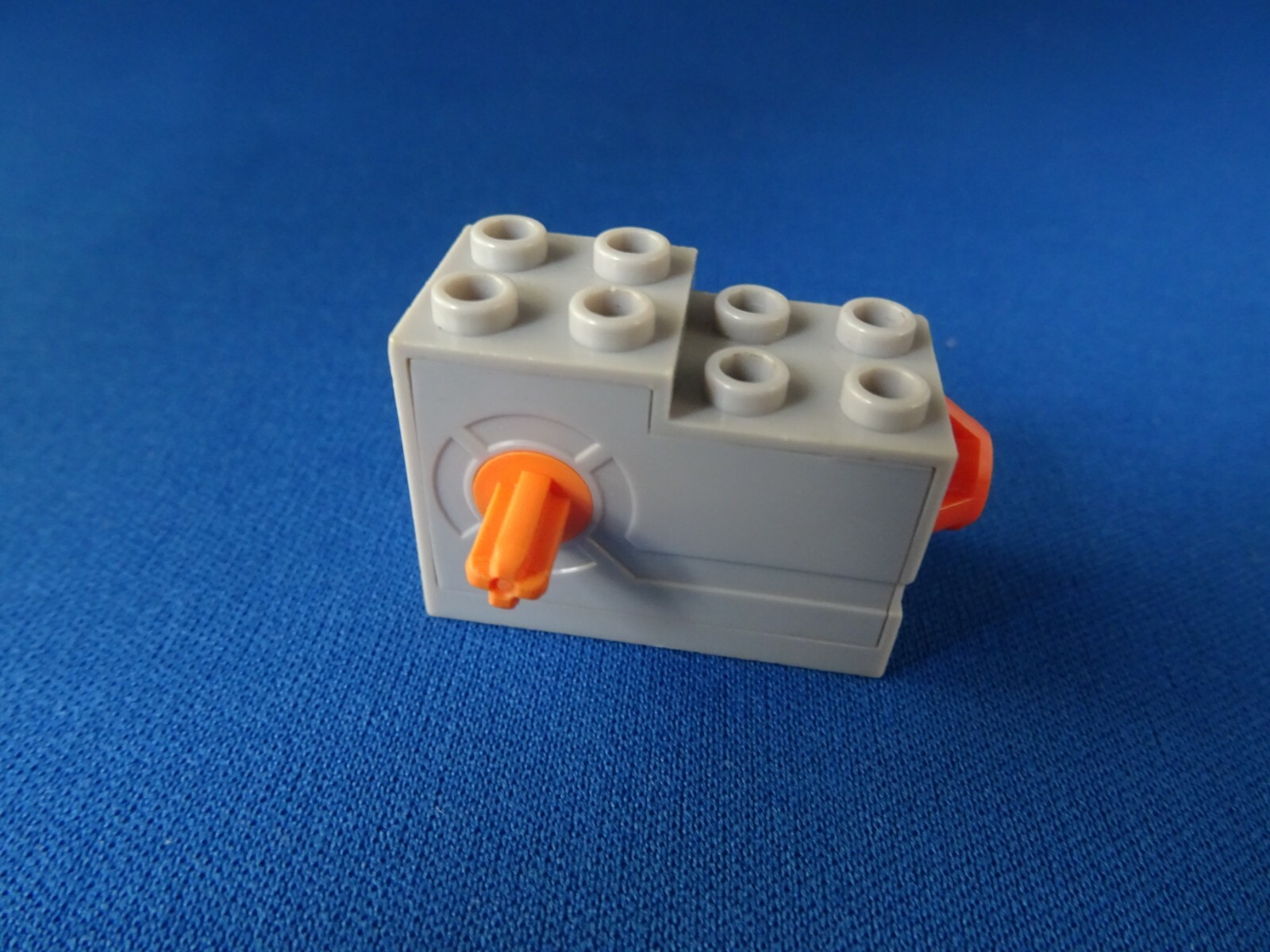 LEGO 61100C01 LIGHT BLUISH GREY WIND UP MOTOR WITH ORANGE RELEASE ...