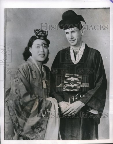 1952 Press Photo Soldier William Wheat and Wife In Traditional Korean ...