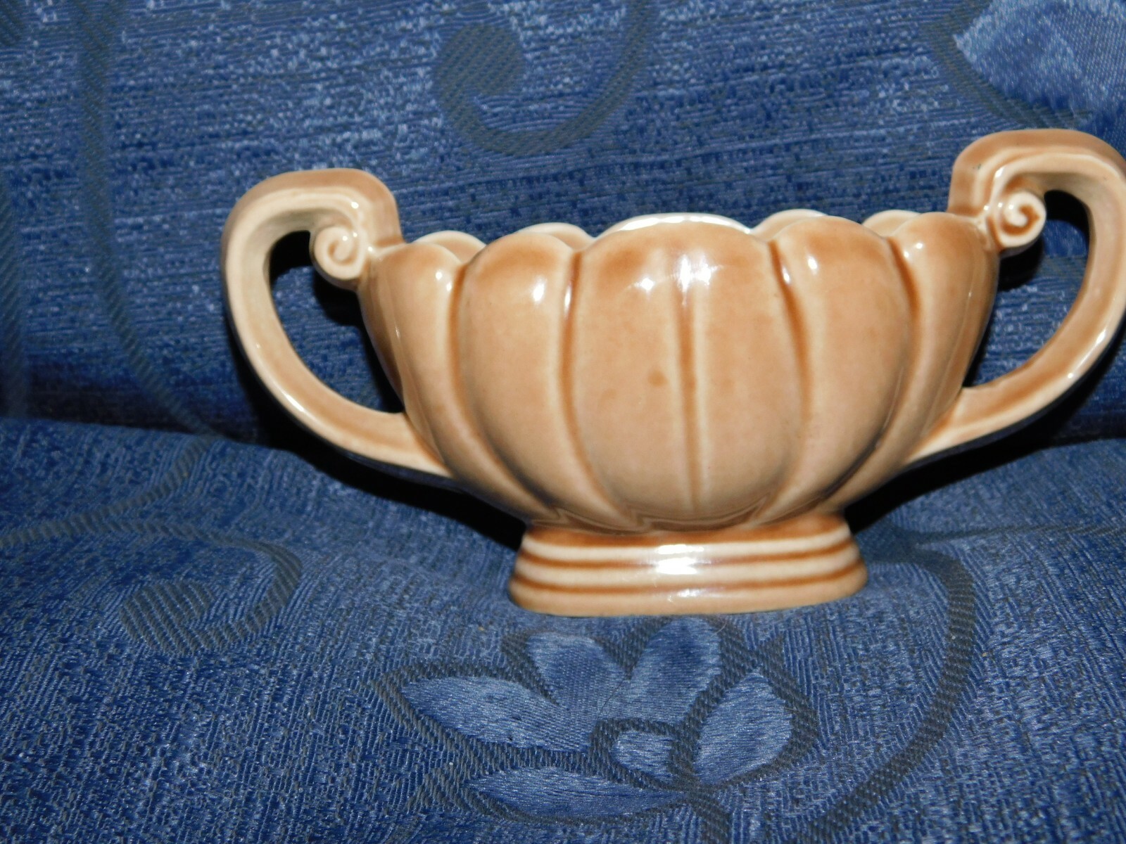 VINTAGE WADE PORCELAIN HIGH GLAZED BEIGE MINI POSY VASE URN 2 HANDLES 6 ...
