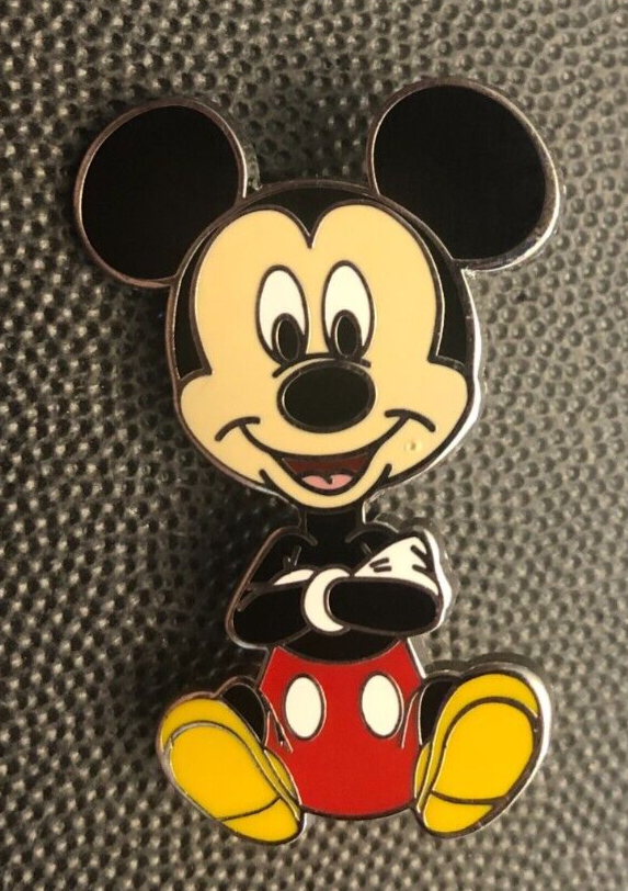 Disney pin 102837 Mickey Mouse Big Head Art arms folded souvenir pose ...