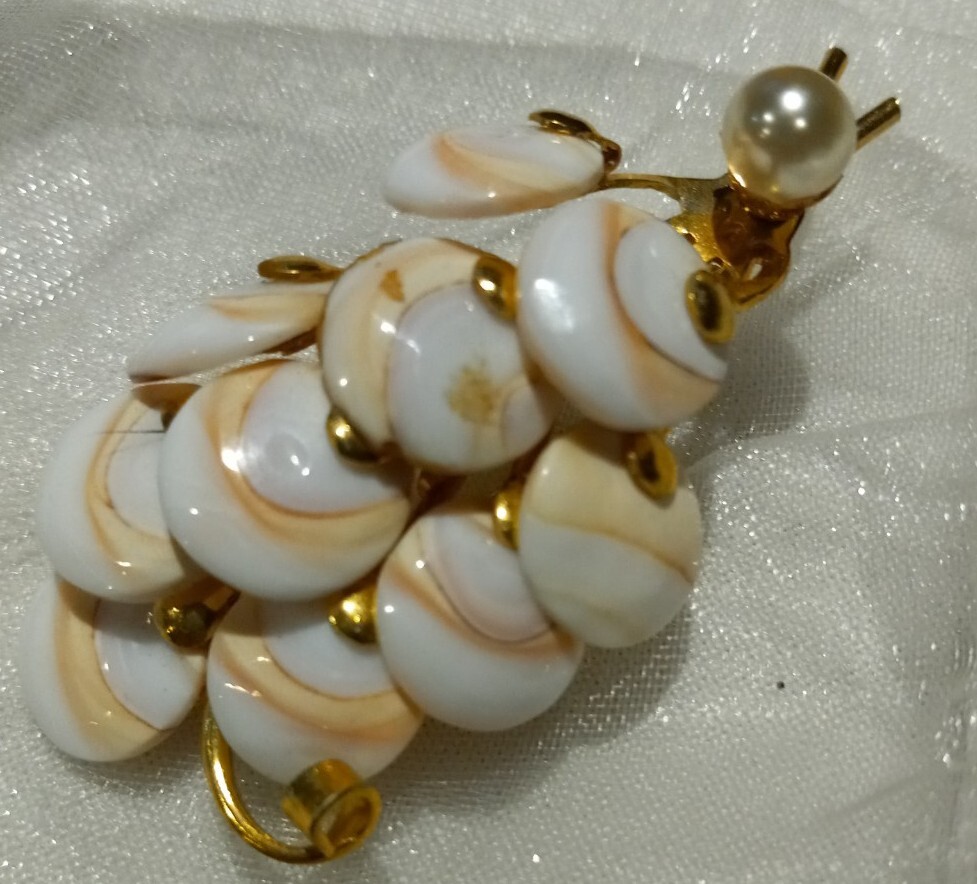 Beautiful Vintage Gold Toned Shell Brooch Ummarked - Gem
