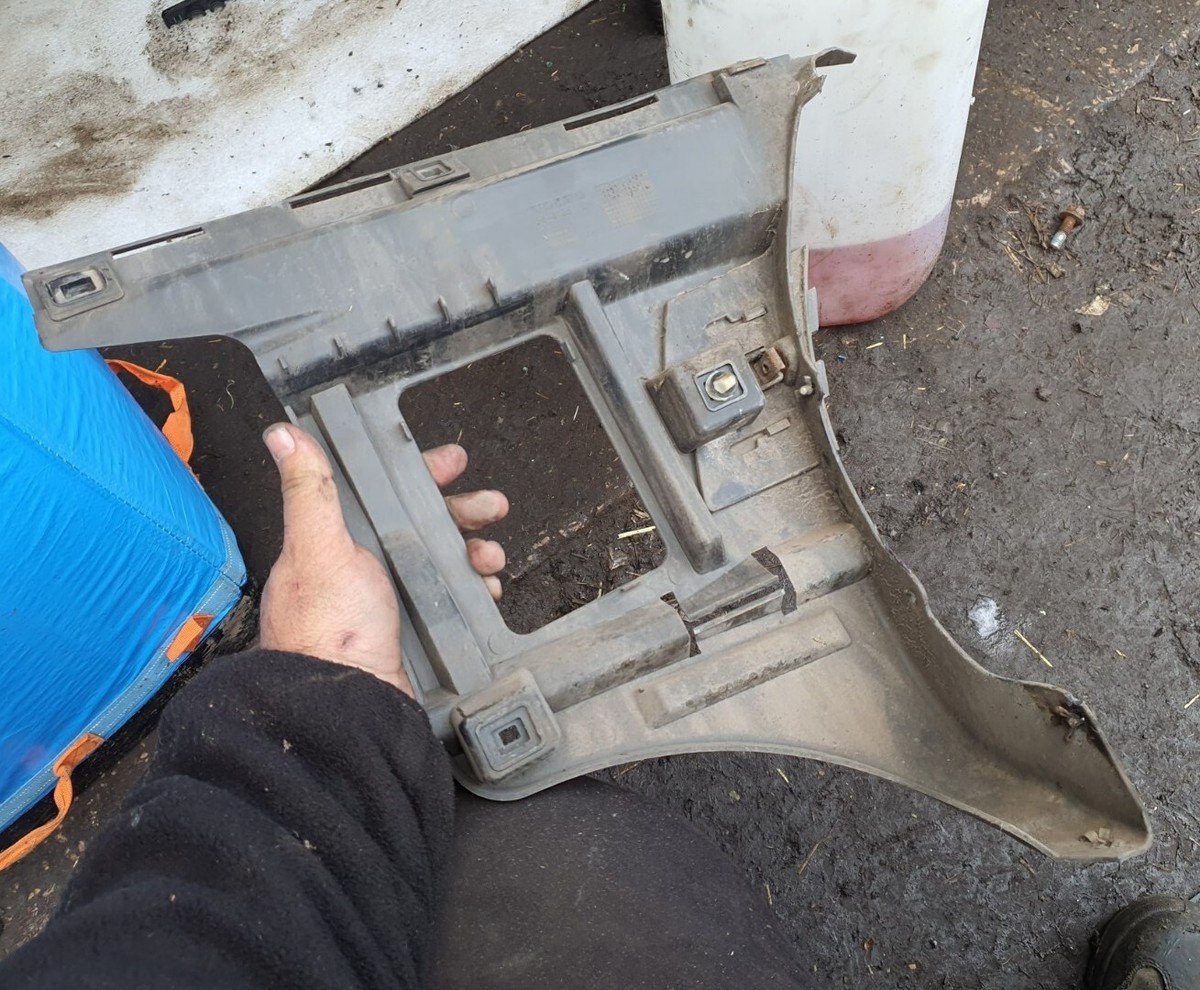 99 V70 Rear Bumper Bracket